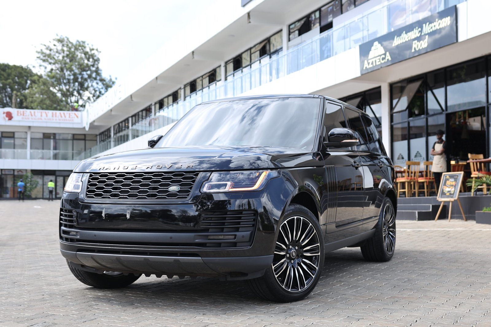 Range Rover Vogue 2016 (Black) - Drive BK